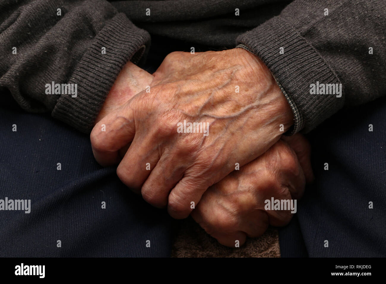 Old age. Hands of an old man Stock Photo - Alamy