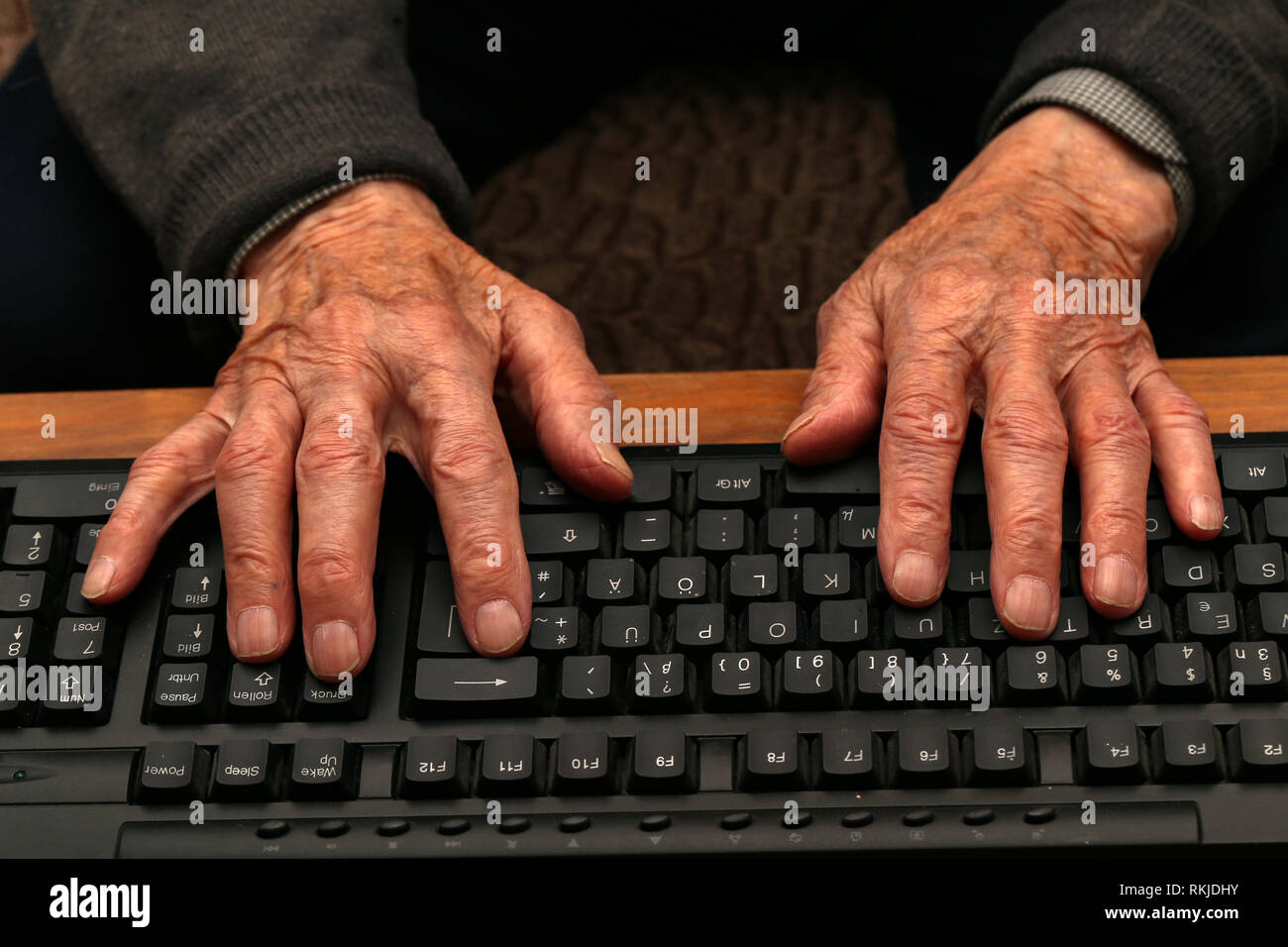 Hands of the old man on the keyboard Stock Photo - Alamy