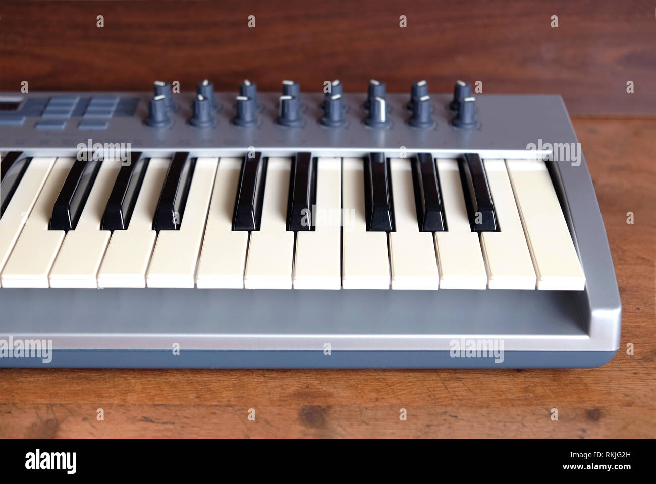 Synthesizer knobs hi-res stock photography and images - Alamy