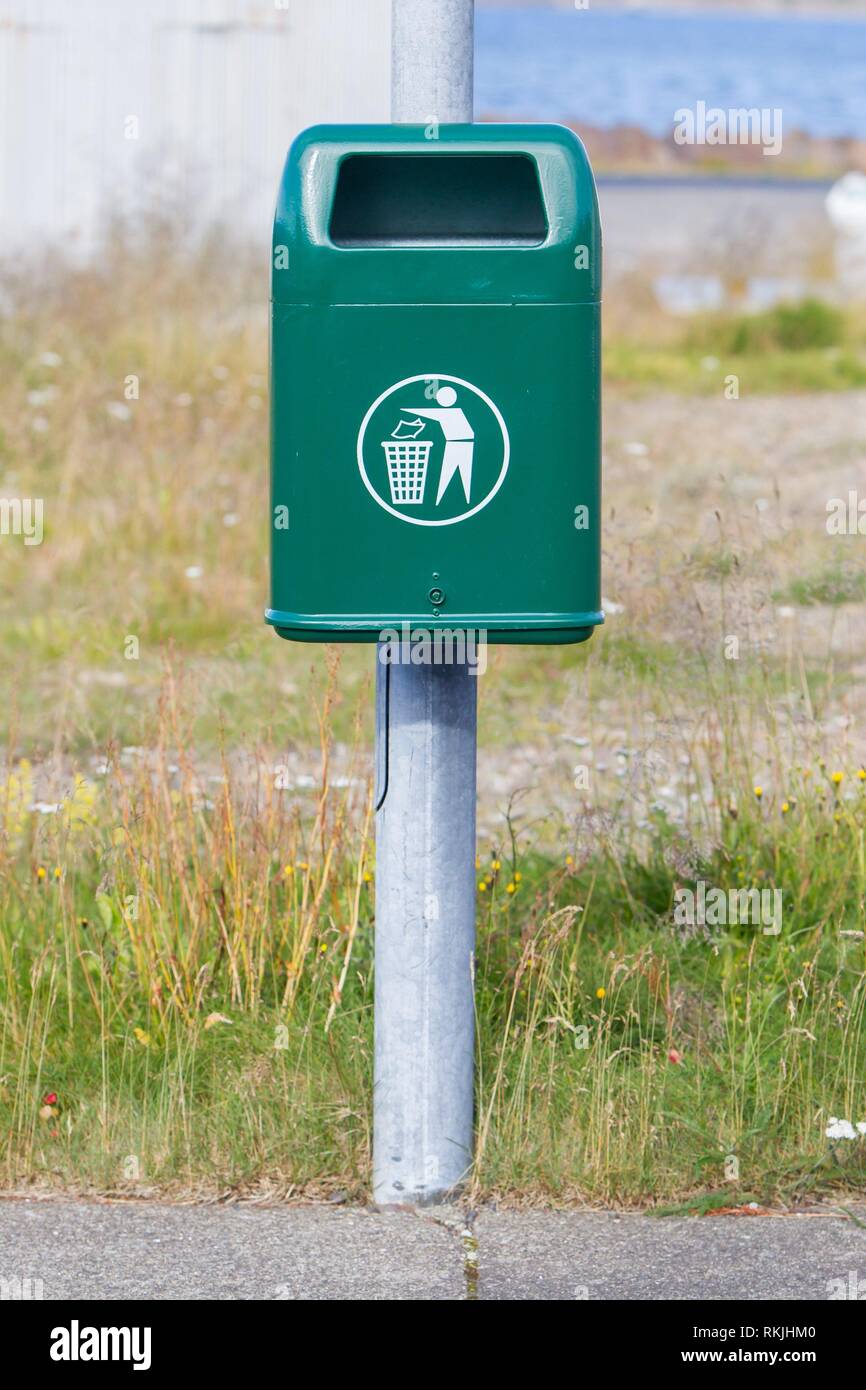 Metal rubbish bin hi-res stock photography and images - Alamy