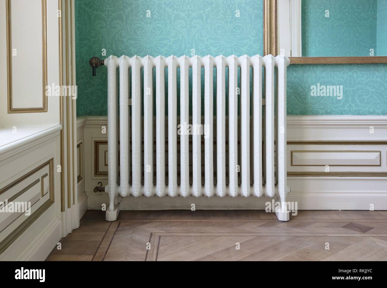 Vintage radiator hi-res stock photography and images - Alamy