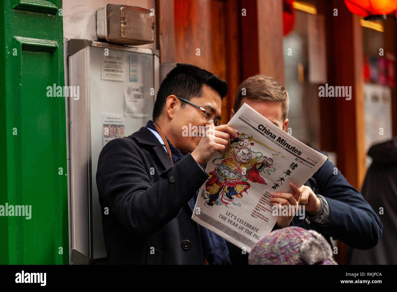Chinese men reading newspaper hi-res stock photography and images - Alamy