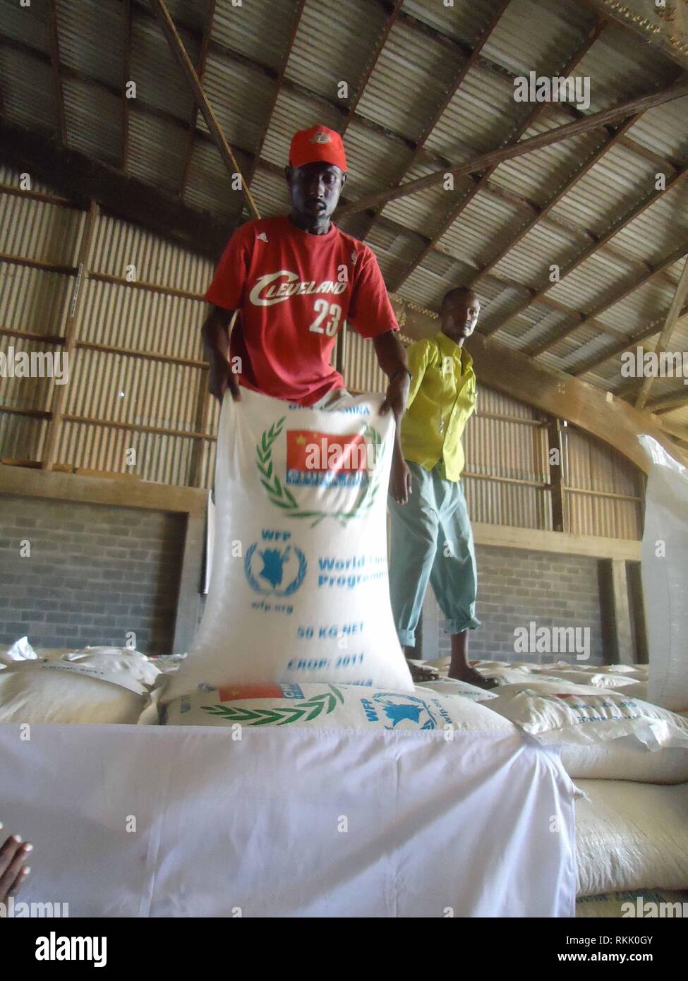 (190212) -- BEIJING, Feb. 12, 2019 (Xinhua) -- A Somali man stacks ...