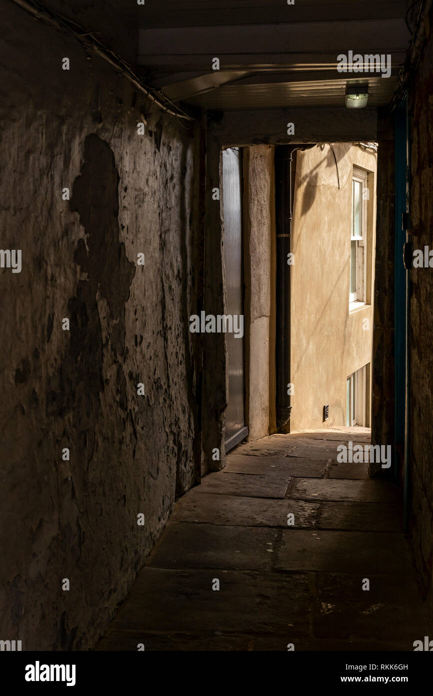 One of Whitby's many alleyways and passages joining medieval streets ...