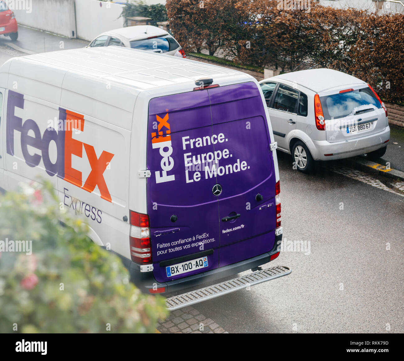 Fedex delivery man hi-res stock photography and images - Alamy