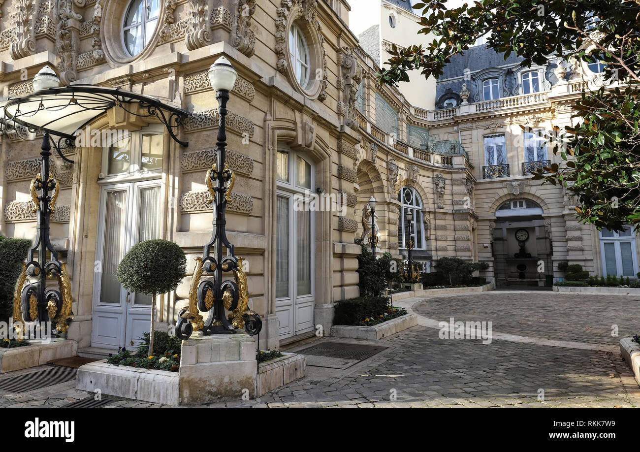 The traditional facade of Parisian building, France Stock Photo - Alamy