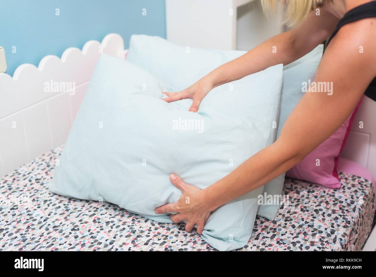 Making Bed Child Stock Photos & Making Bed Child Stock Images - Alamy