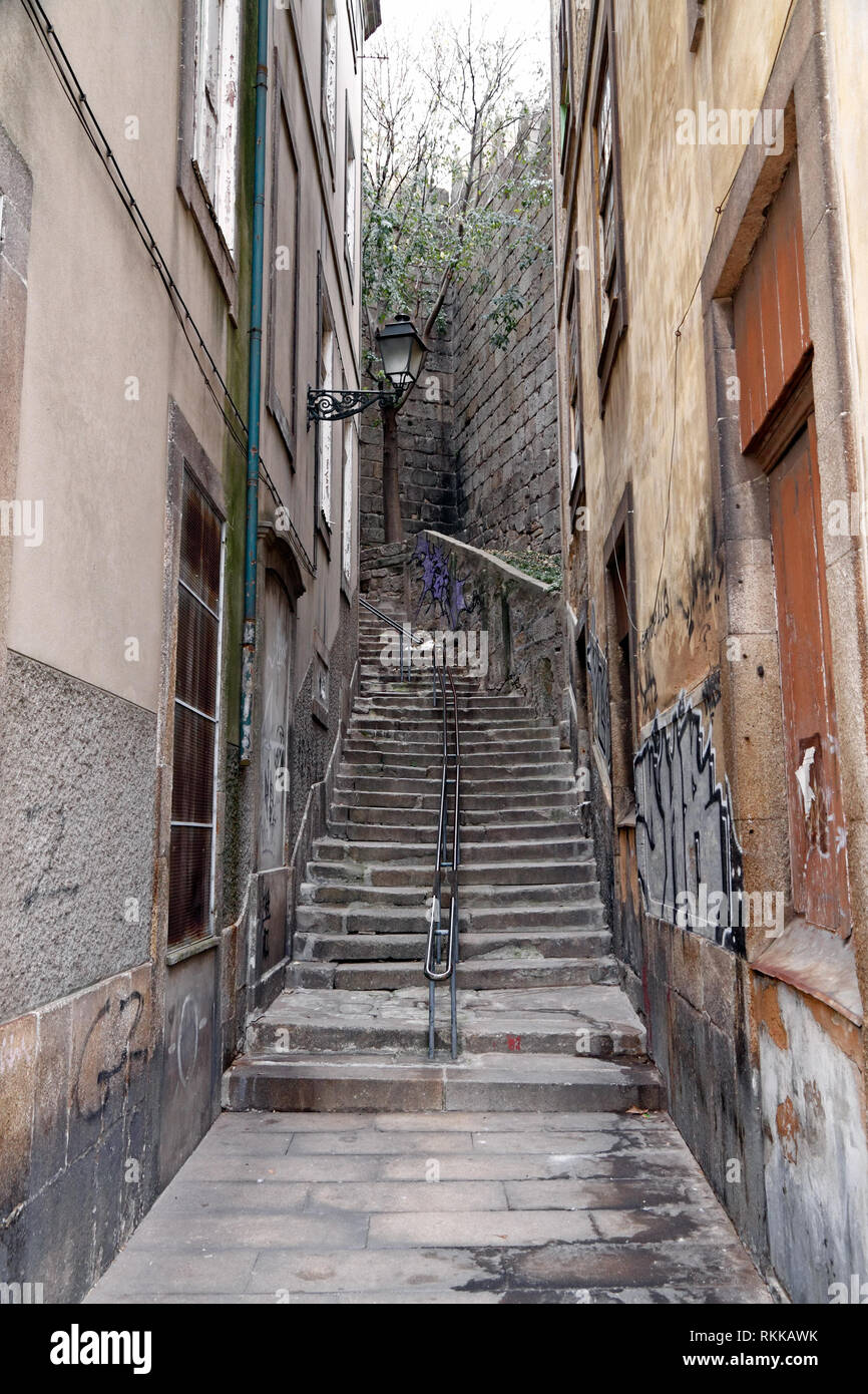 An alley with stairs of the old Porto Stock Photo - Alamy