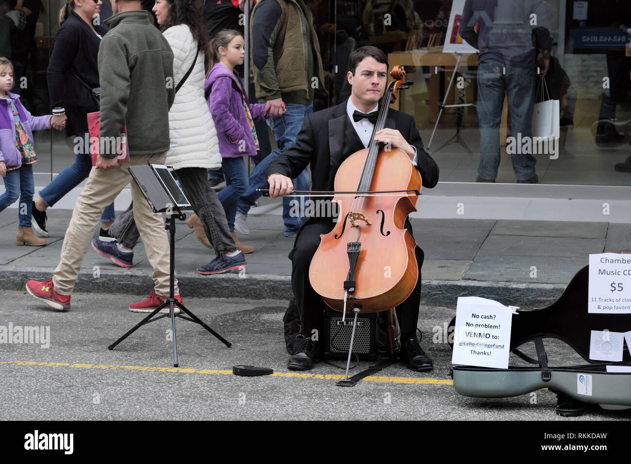 Seated crowd on sidewalk behind him hi-res stock photography and images ...