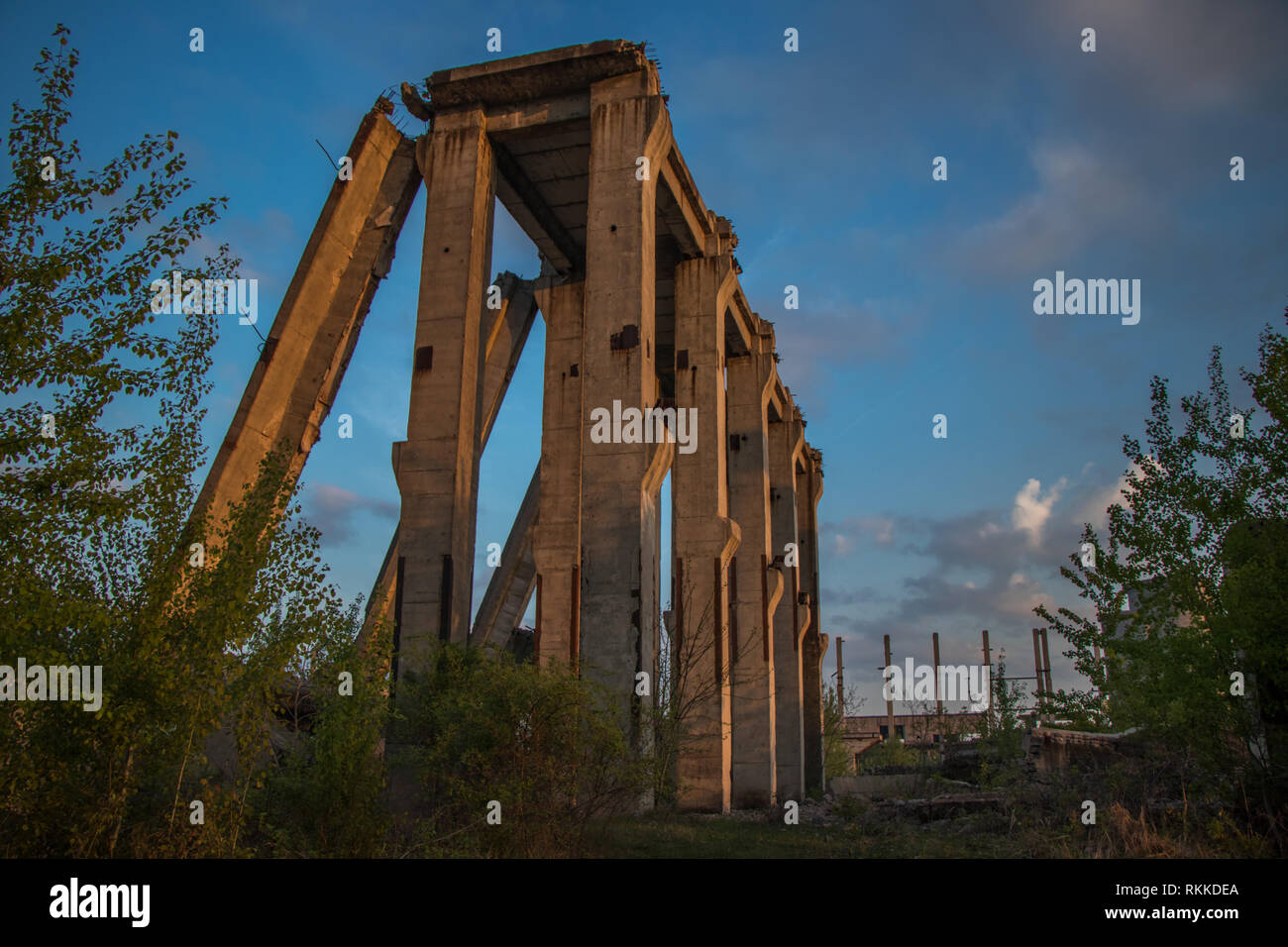 Collapsed concrete structure hi-res stock photography and images - Alamy