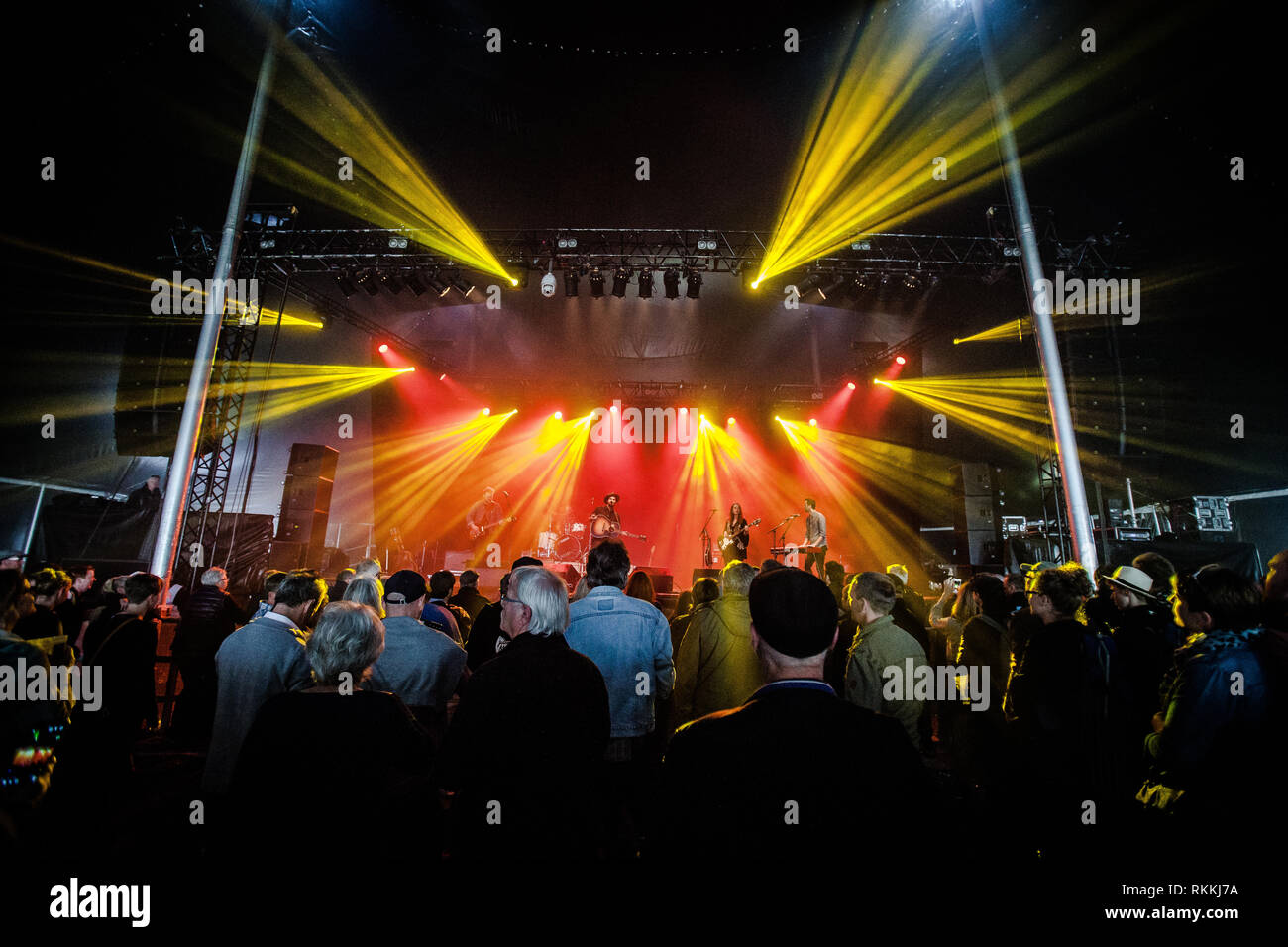 Lone bellow hi-res stock photography and images - Alamy