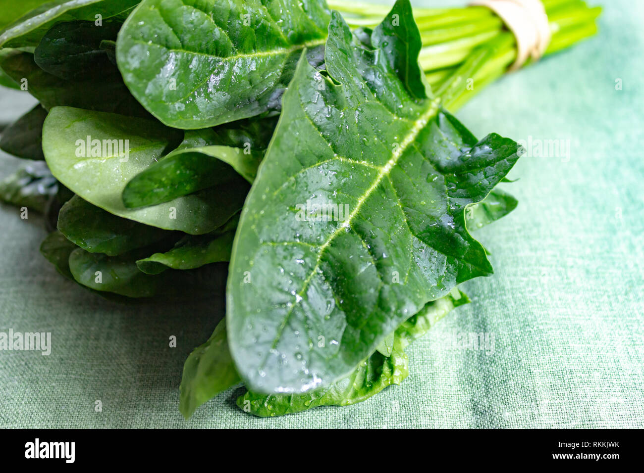 Bunch of green fresh organic spinach leaves close up Stock Photo - Alamy