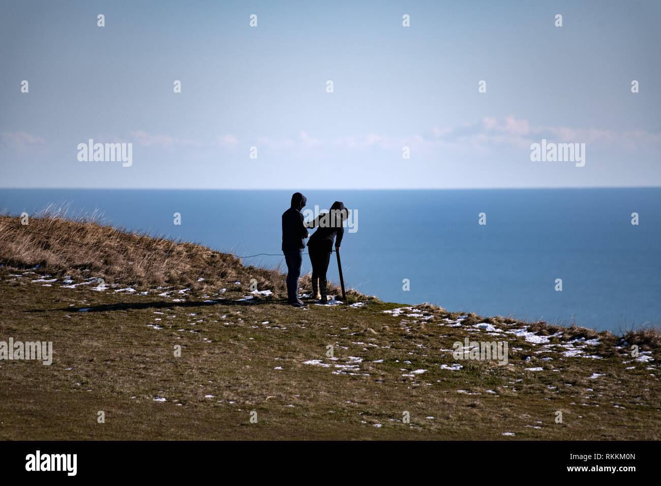 Couple looking over cliff edge hi-res stock photography and images - Alamy