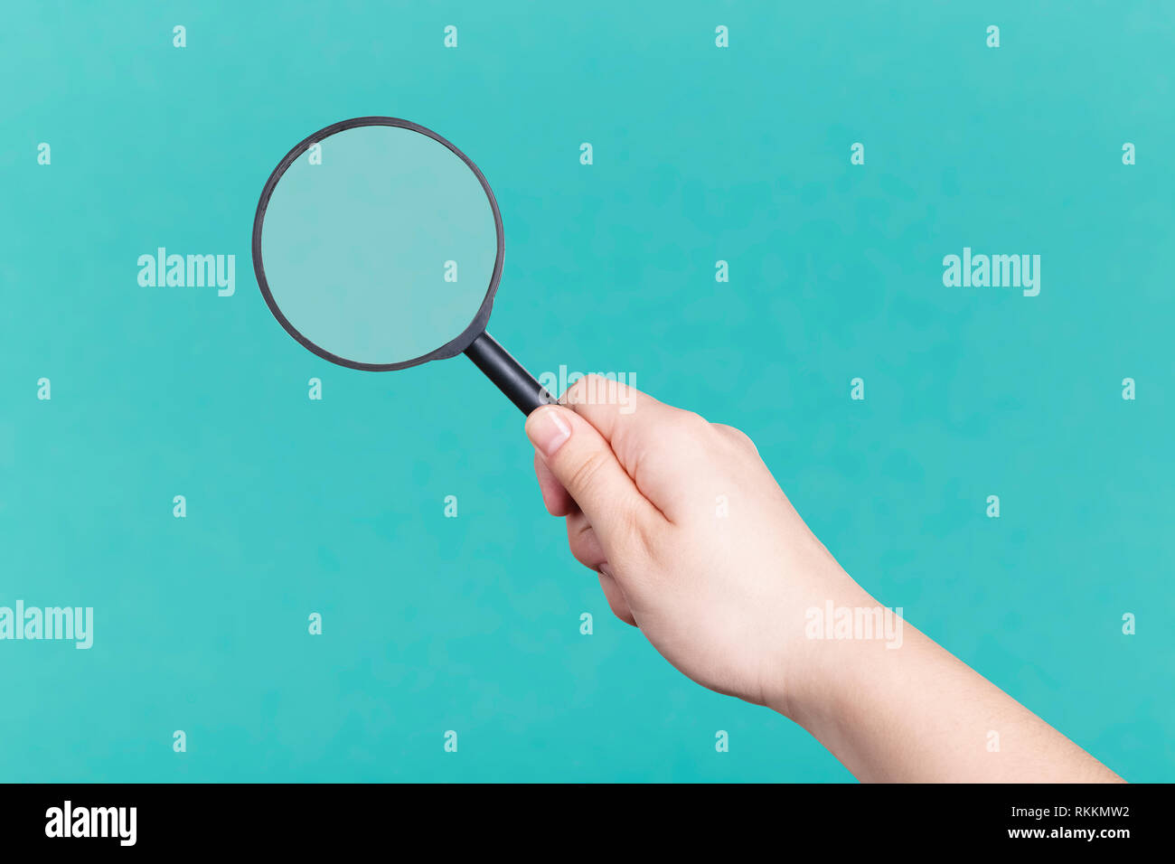 Magnifier in hand hi-res stock photography and images - Alamy