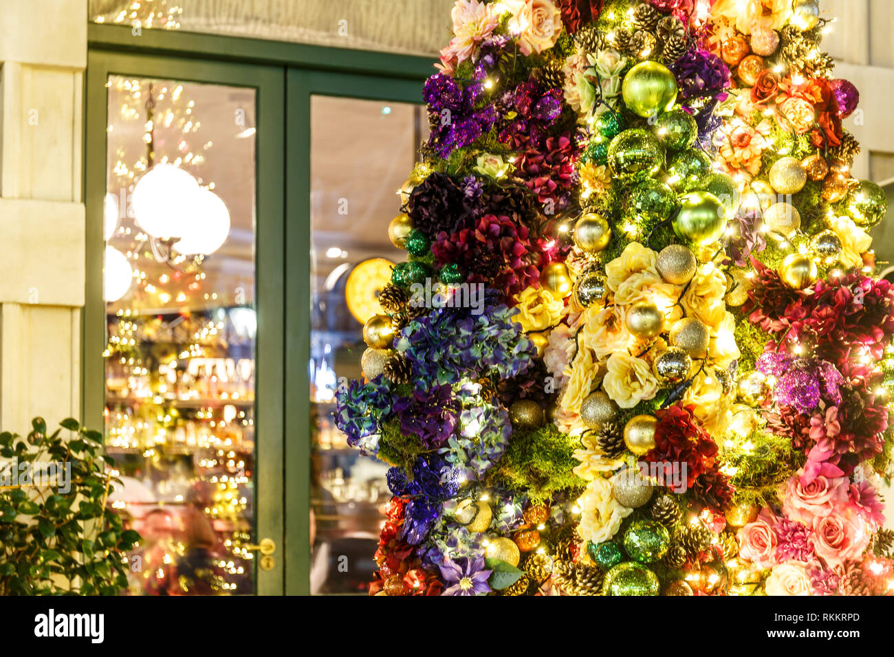 Christmas tree outdoors england hi-res stock photography and images - Alamy