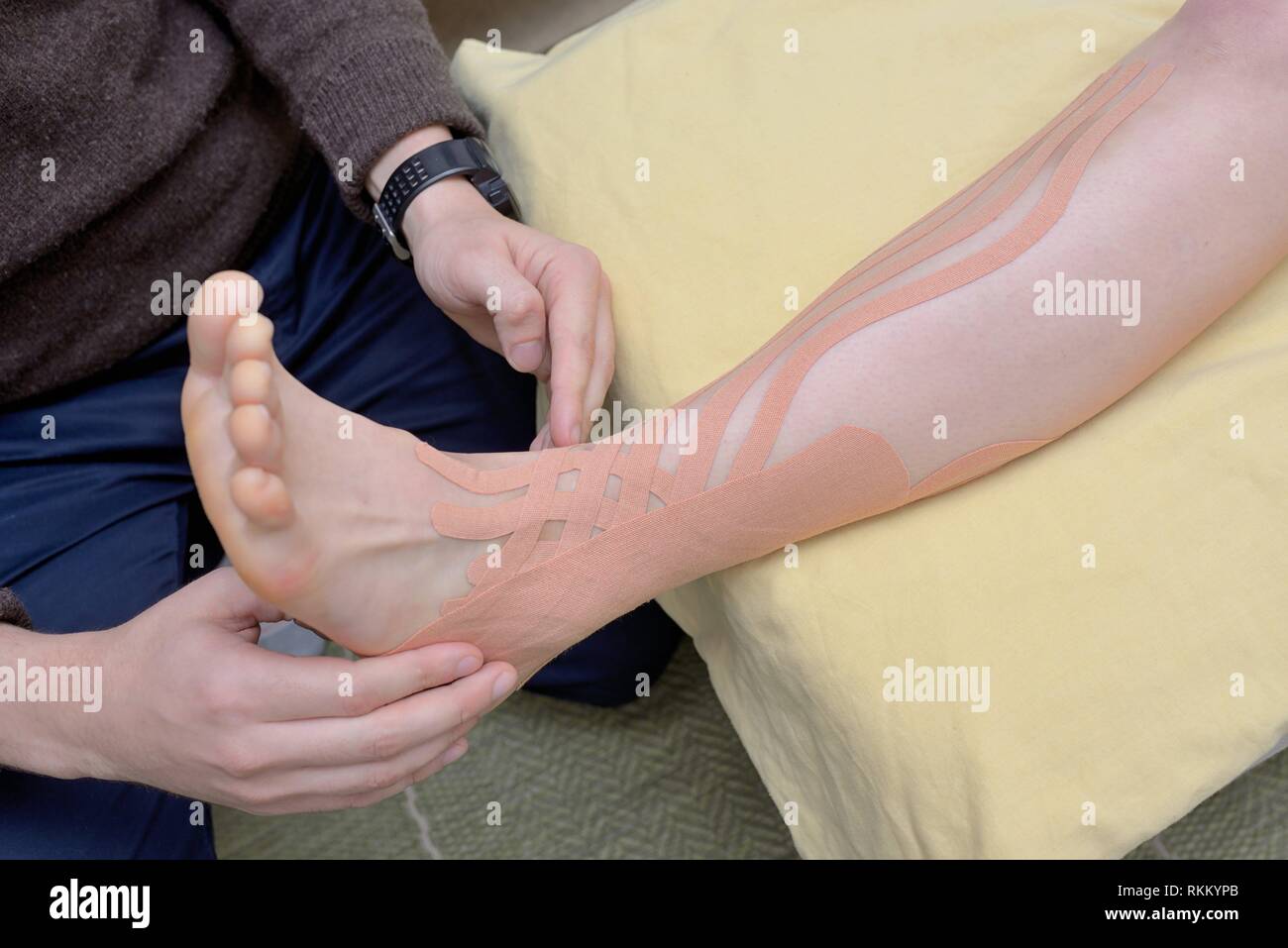 Taping leg hi-res stock photography and images - Alamy