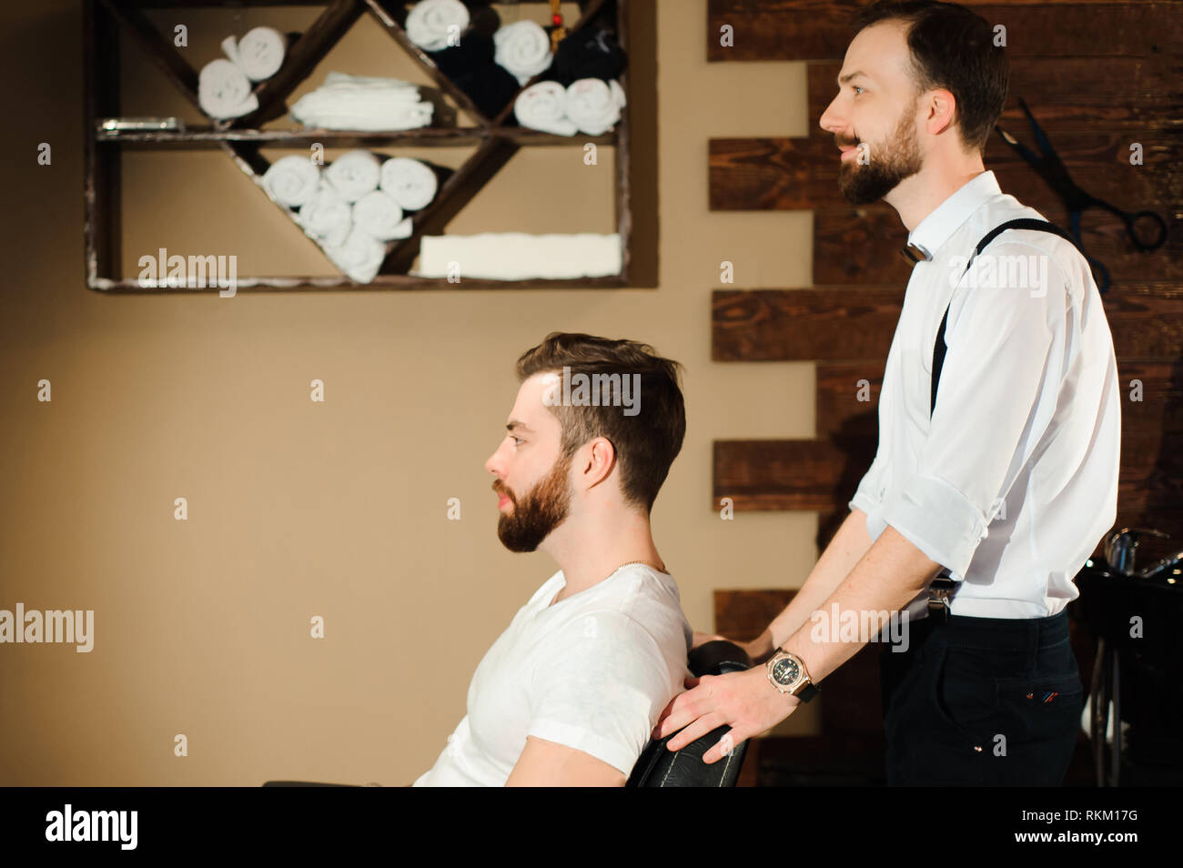 Master cuts hair and beard of men in the barbershop Stock Photo - Alamy