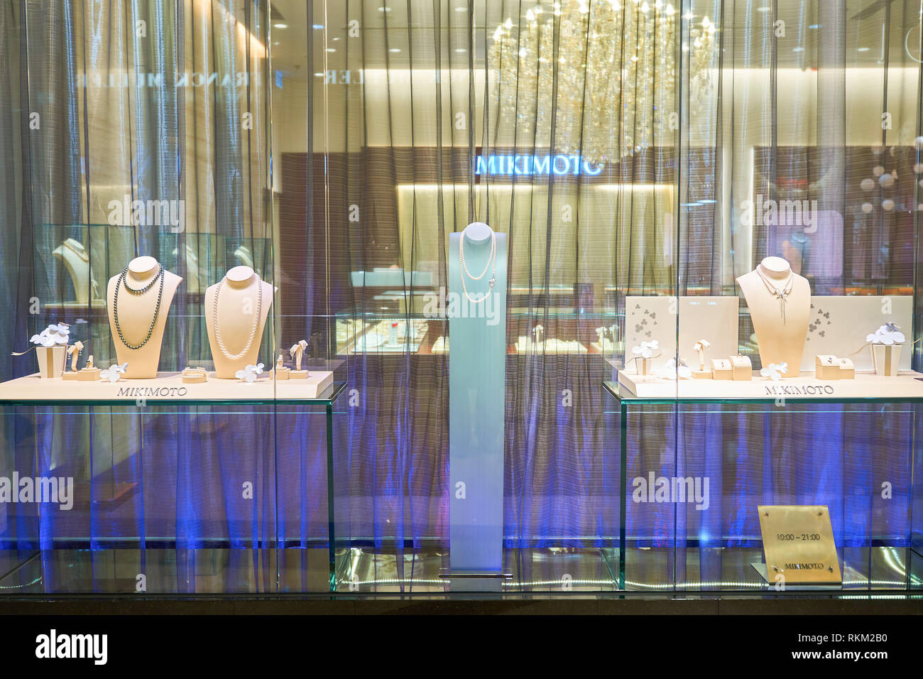 HONG KONG - CIRCA JANUARY, 2016: a display window in a jewellery store ...
