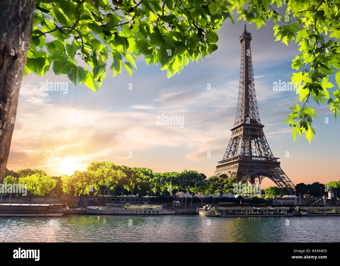 Seine boat sunset paris hi-res stock photography and images - Alamy