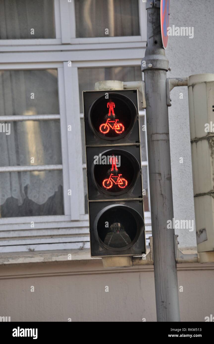 Pedestrian red light hi-res stock photography and images - Alamy