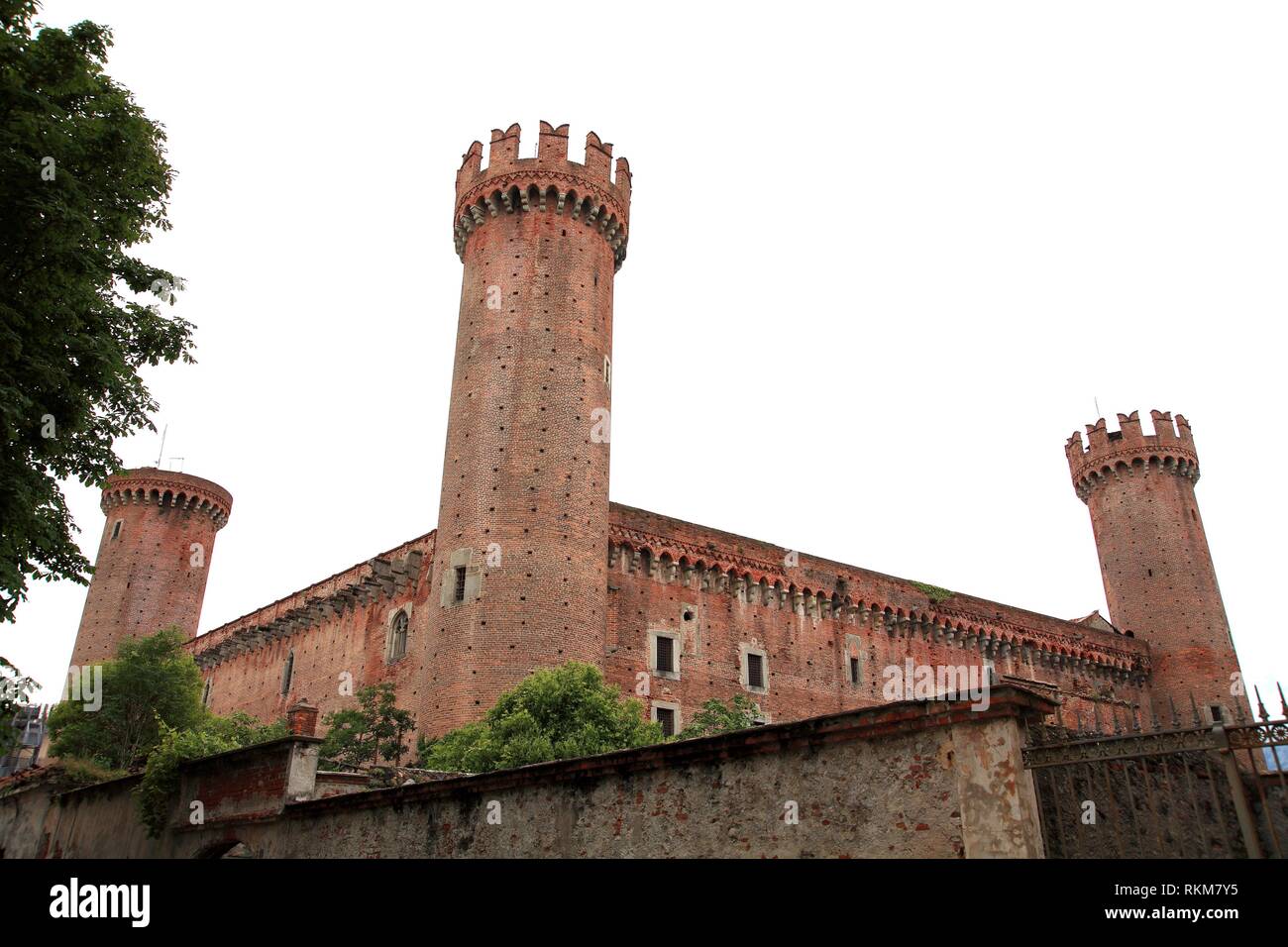 Three tower castle hi-res stock photography and images - Alamy