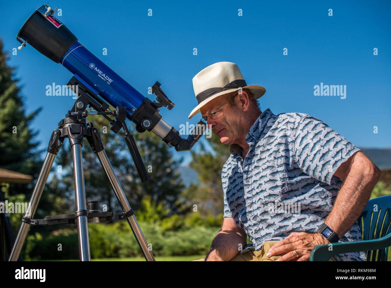 Man looking at sun hi-res stock photography and images - Alamy