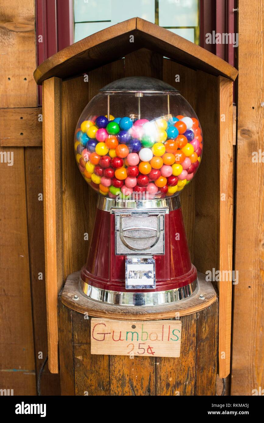 Large gum ball machine hi-res stock photography and images - Alamy