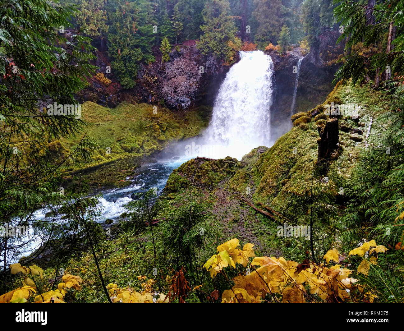 Small lower river waterfall in central Oregon with fall foliage Stock ...