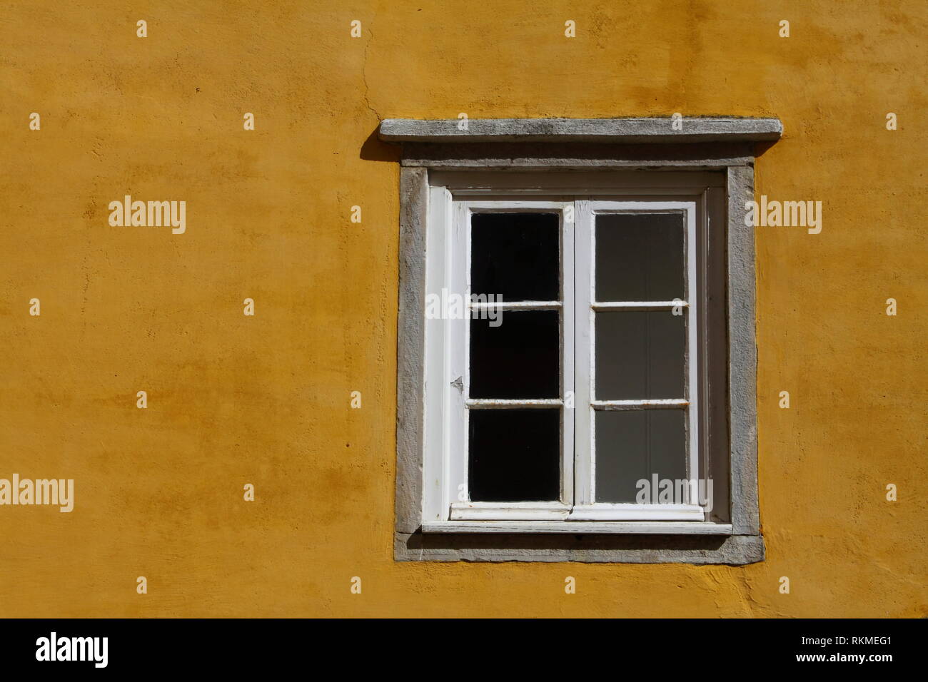 Portuguese window hi-res stock photography and images - Alamy