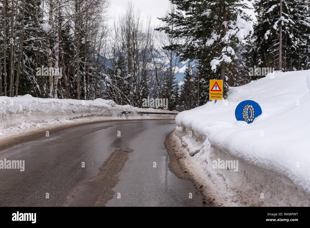 Sign road chains tire hi-res stock photography and images - Alamy