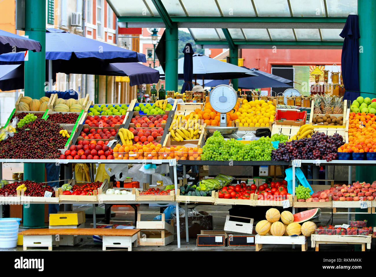 Fruit booths hi-res stock photography and images - Alamy