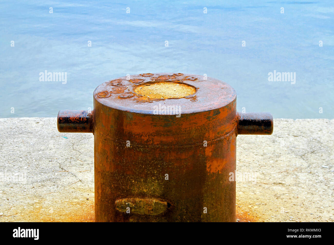Rusty ship bollard in bad condition at pier Stock Photo - Alamy