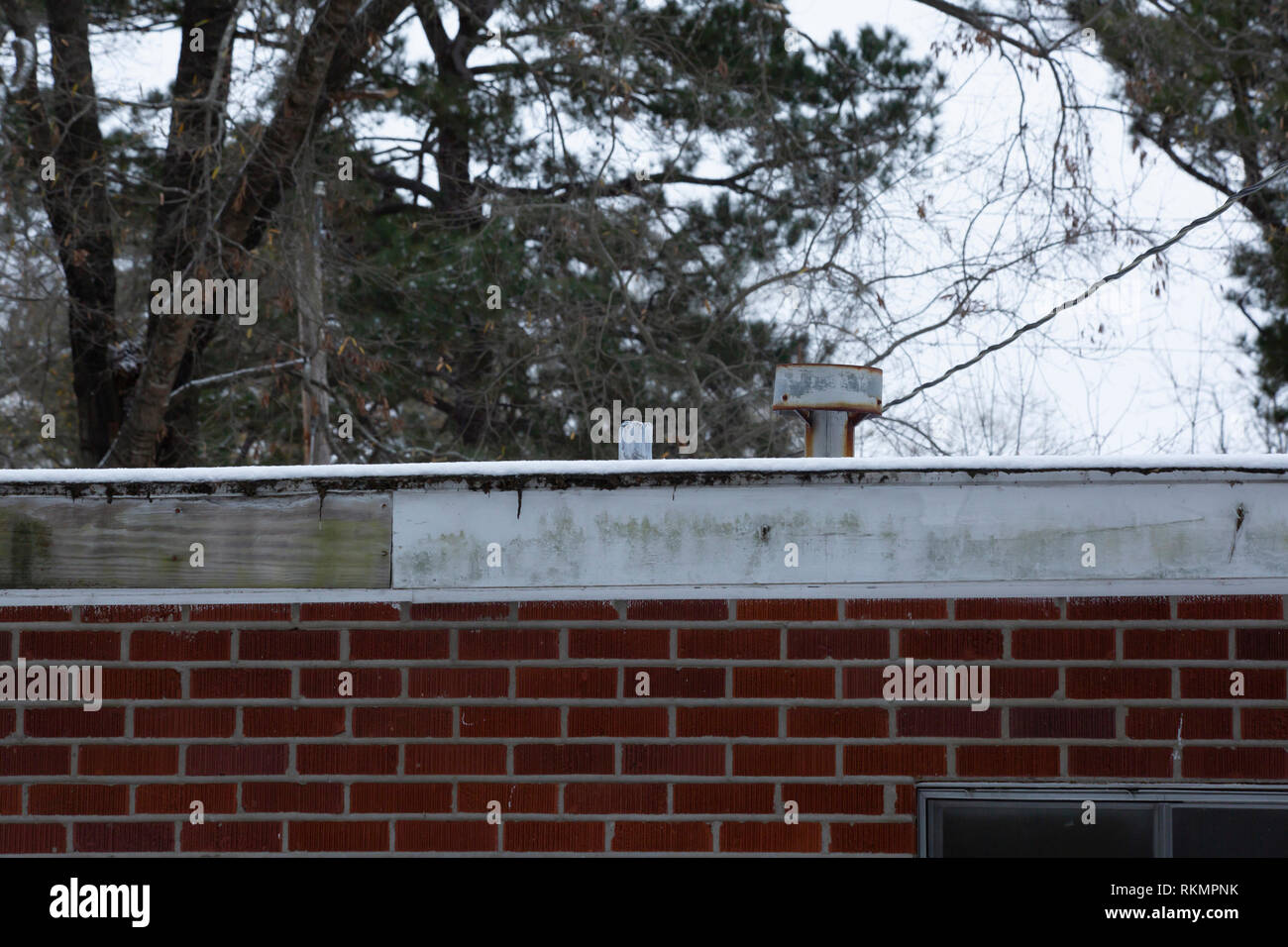 Snow covering the roof of a red brick house Stock Photo - Alamy