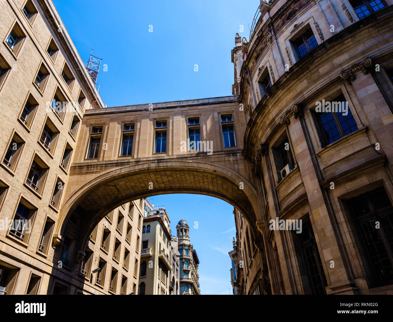 Bridge between two buildings hi-res stock photography and images - Alamy