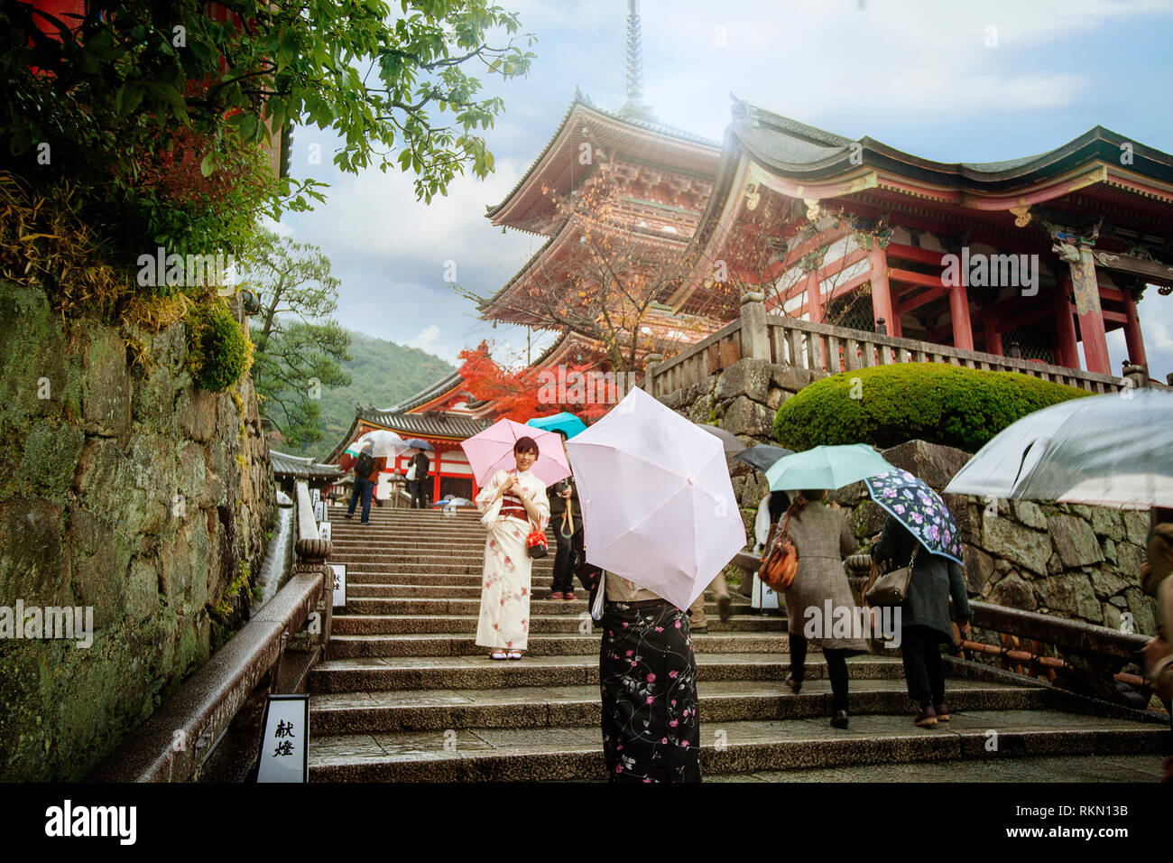Kiyomizu-dera Temple, Japan - 25 Nov, 2013 : The shrine landmark gate ...