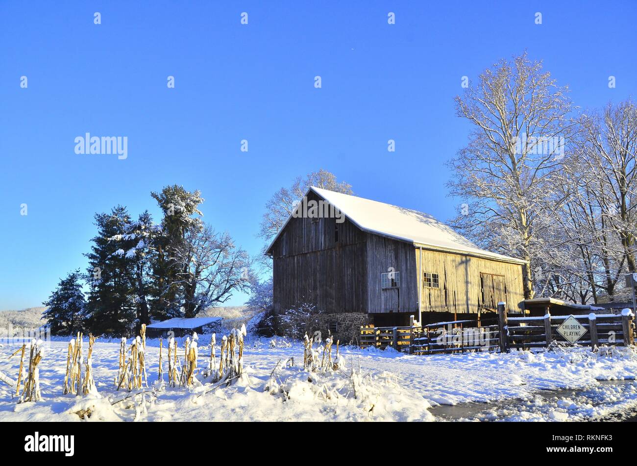 Old barn structure hi-res stock photography and images - Alamy