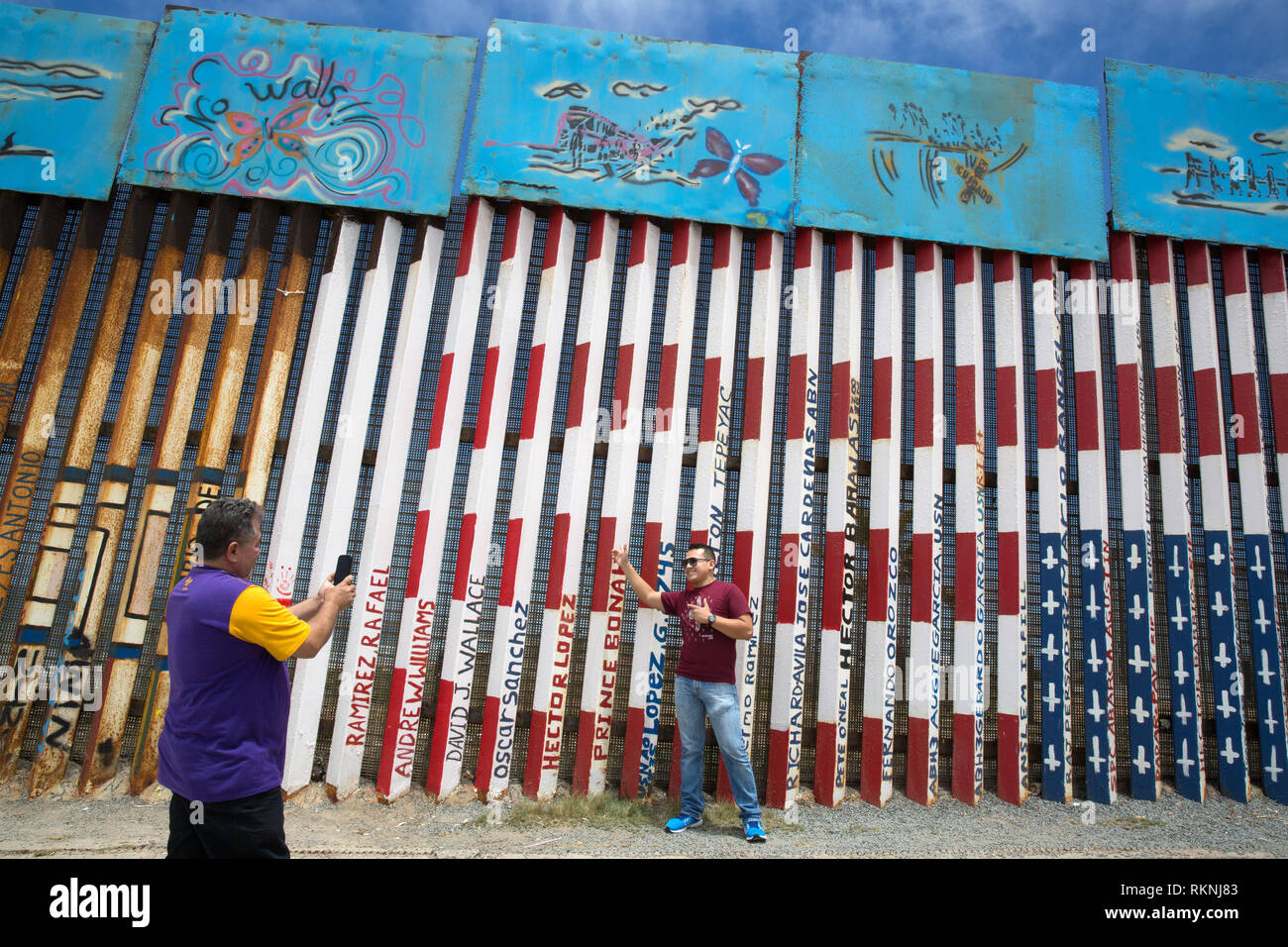 Us mexican border wall fence hi-res stock photography and images - Alamy