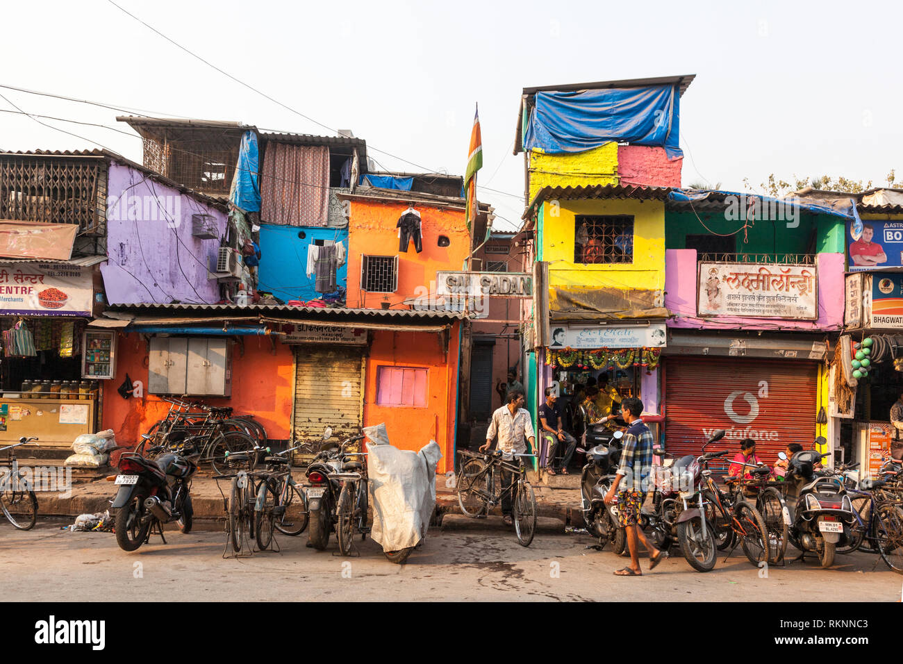 Slum homes hi-res stock photography and images - Alamy