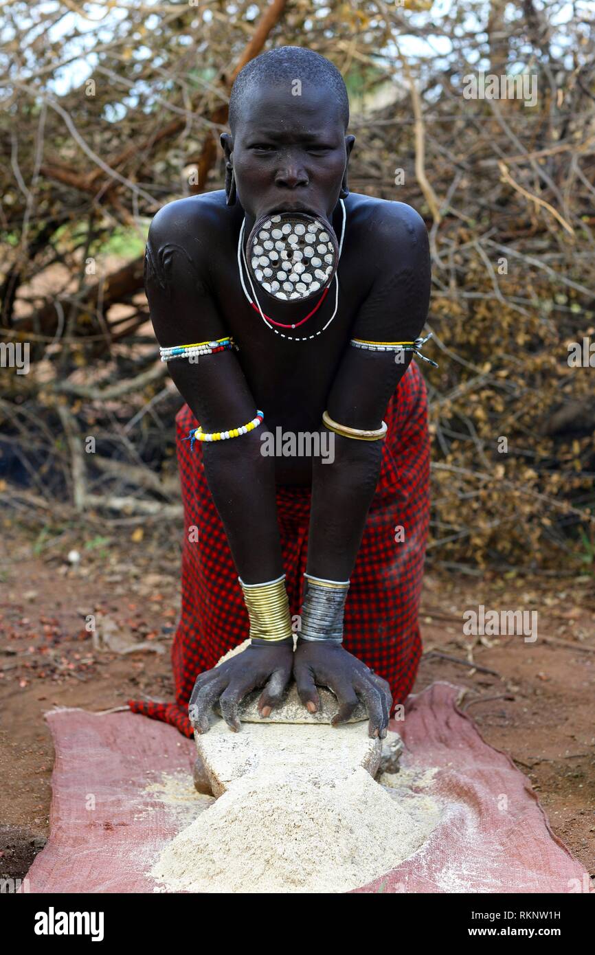 Portrait mursi woman lip plate hi-res stock photography and images - Alamy