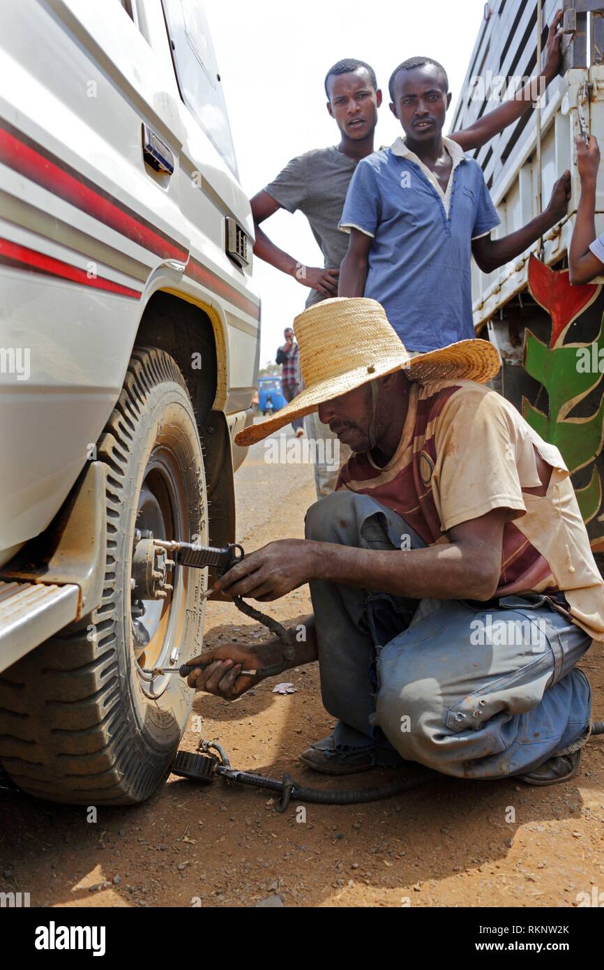 Pumping car tyre hi-res stock photography and images - Alamy