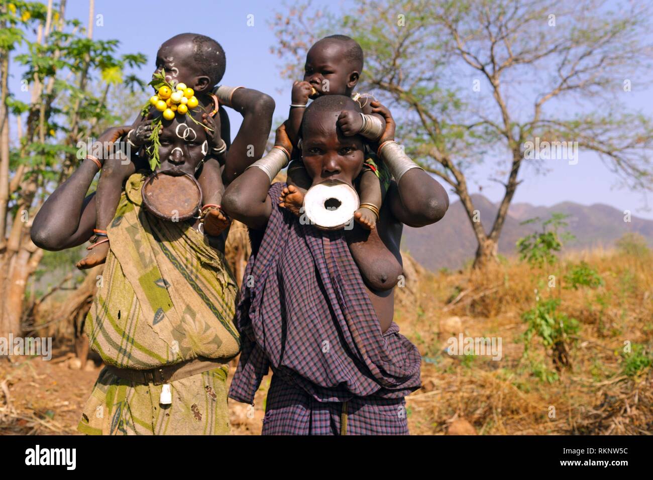 Surma women with lip plate hi-res stock photography and images - Alamy