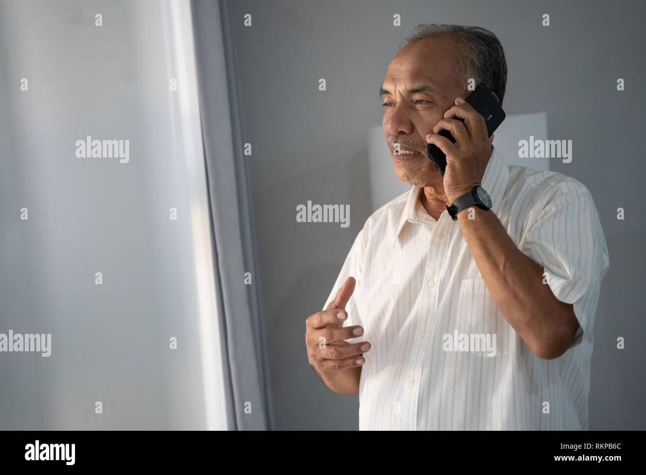 senior old man calling by phone Stock Photo - Alamy