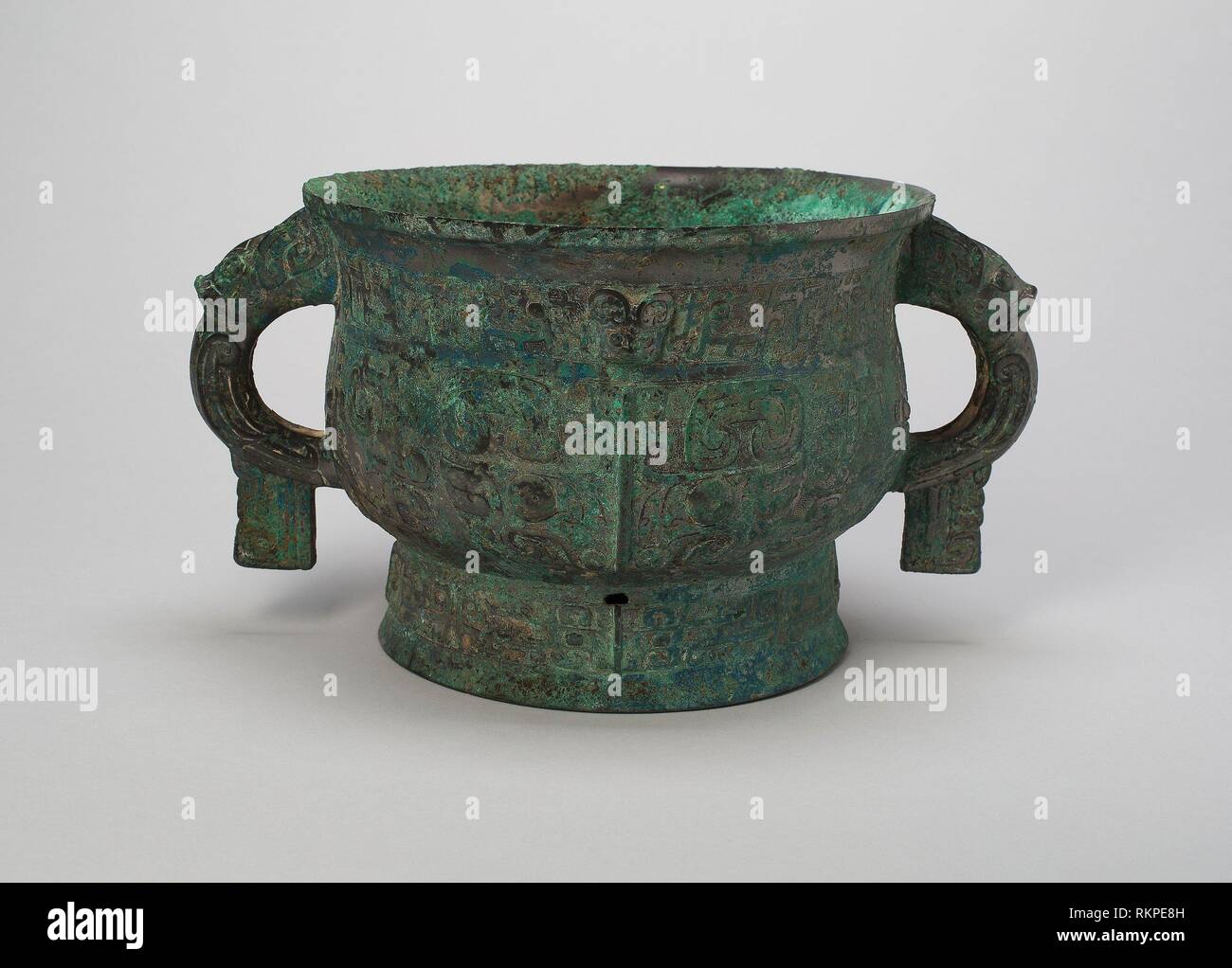 Bronze vessel shang dynasty hi-res stock photography and images - Alamy