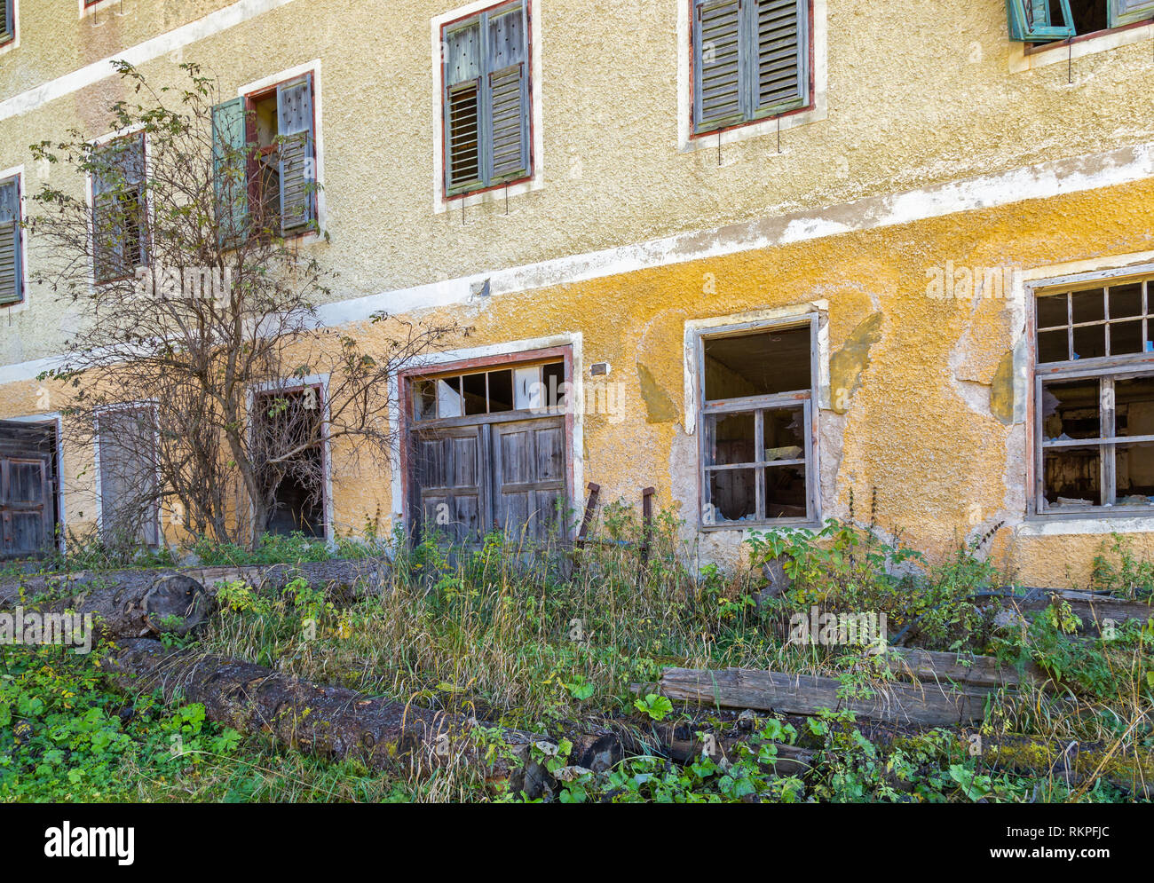 Rundown place hi-res stock photography and images - Alamy