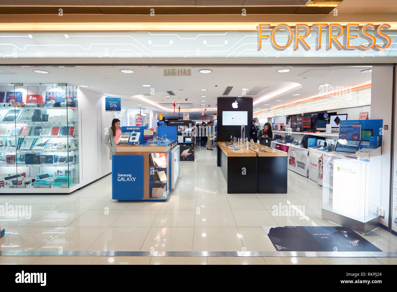 HONG KONG - CIRCA JANUARY, 2016: an electronic store at a shopping ...