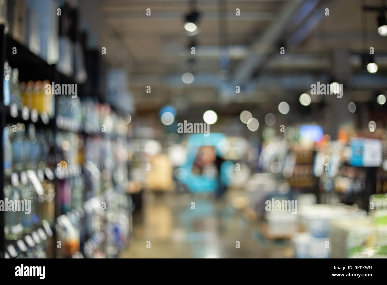 Blurry liquor store. Defocused alcohol shop background Stock Photo - Alamy
