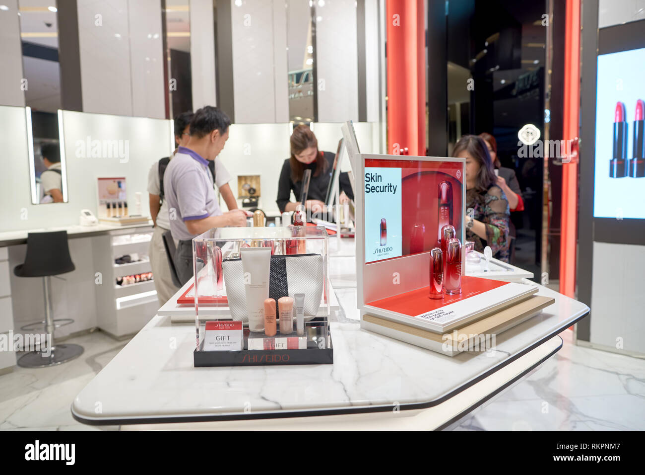 Hong kong cosmetics shop people hi-res stock photography and images - Alamy