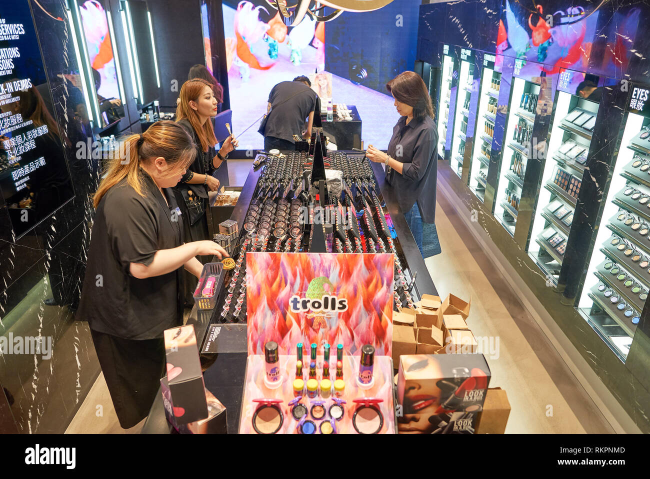 Hong kong cosmetics shop people hi-res stock photography and images - Alamy