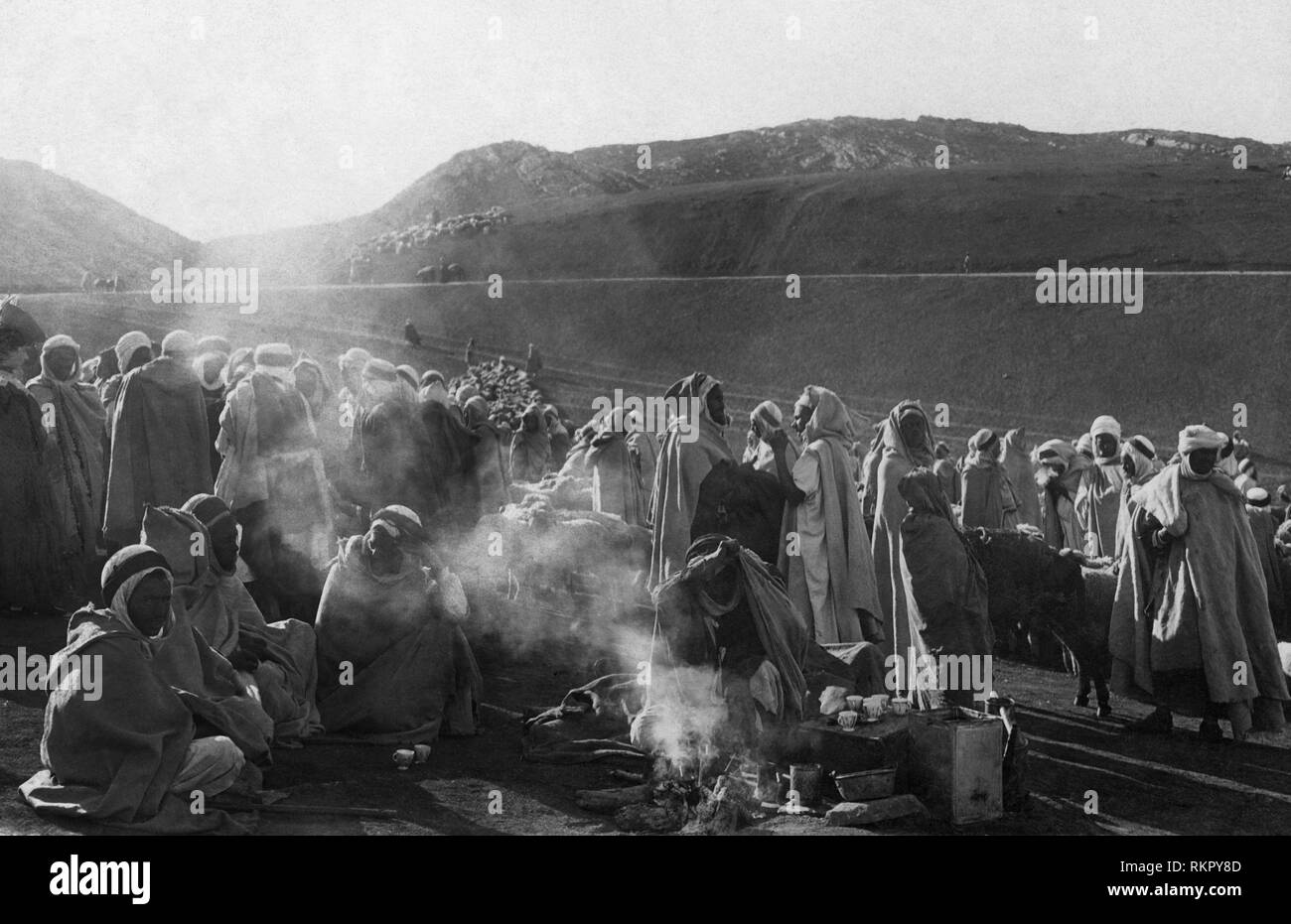 africa, algeria, bon-saada, Arab shepherds prepare their coffee, 1910 ...