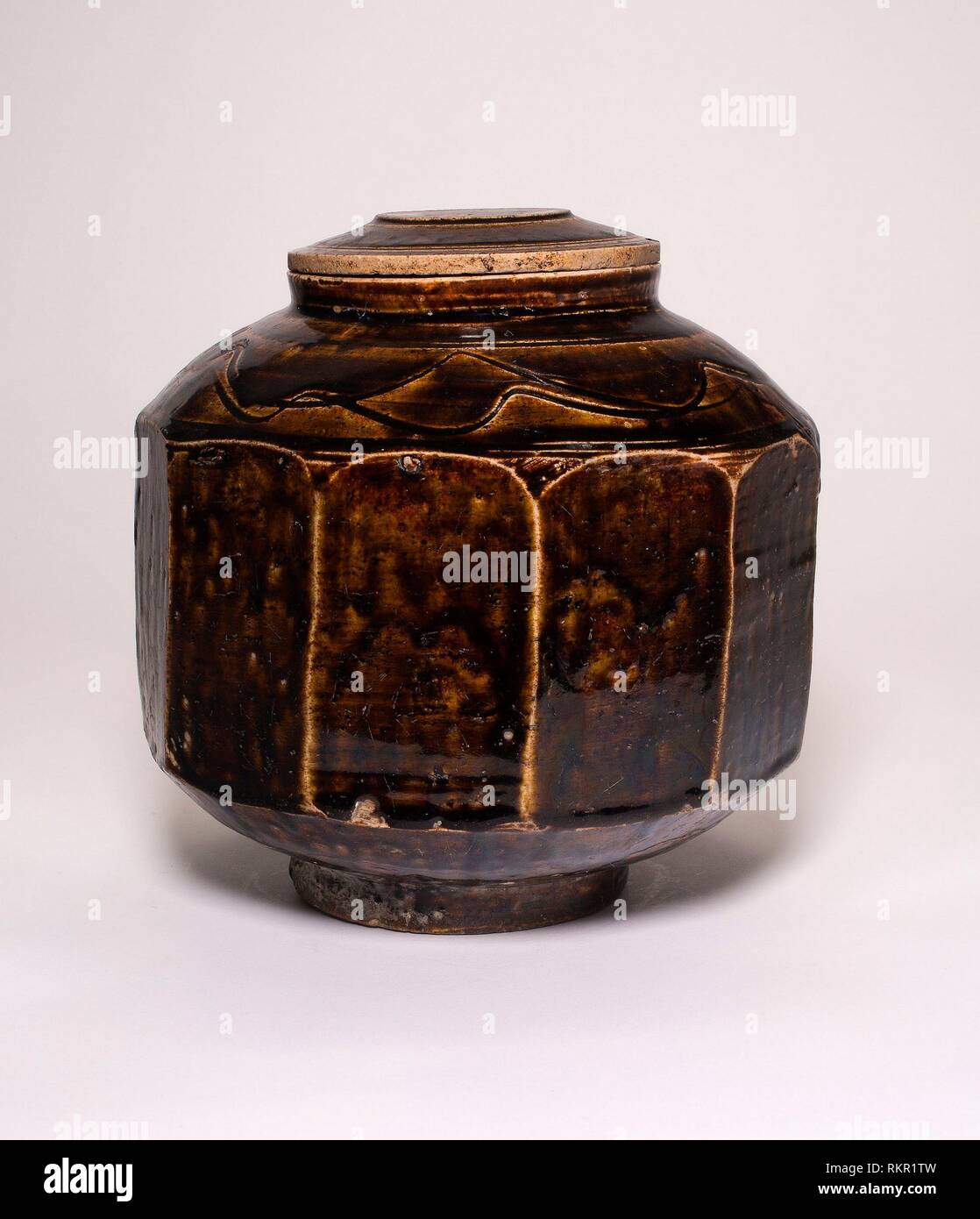 Joseon dynasty jar hi-res stock photography and images - Alamy
